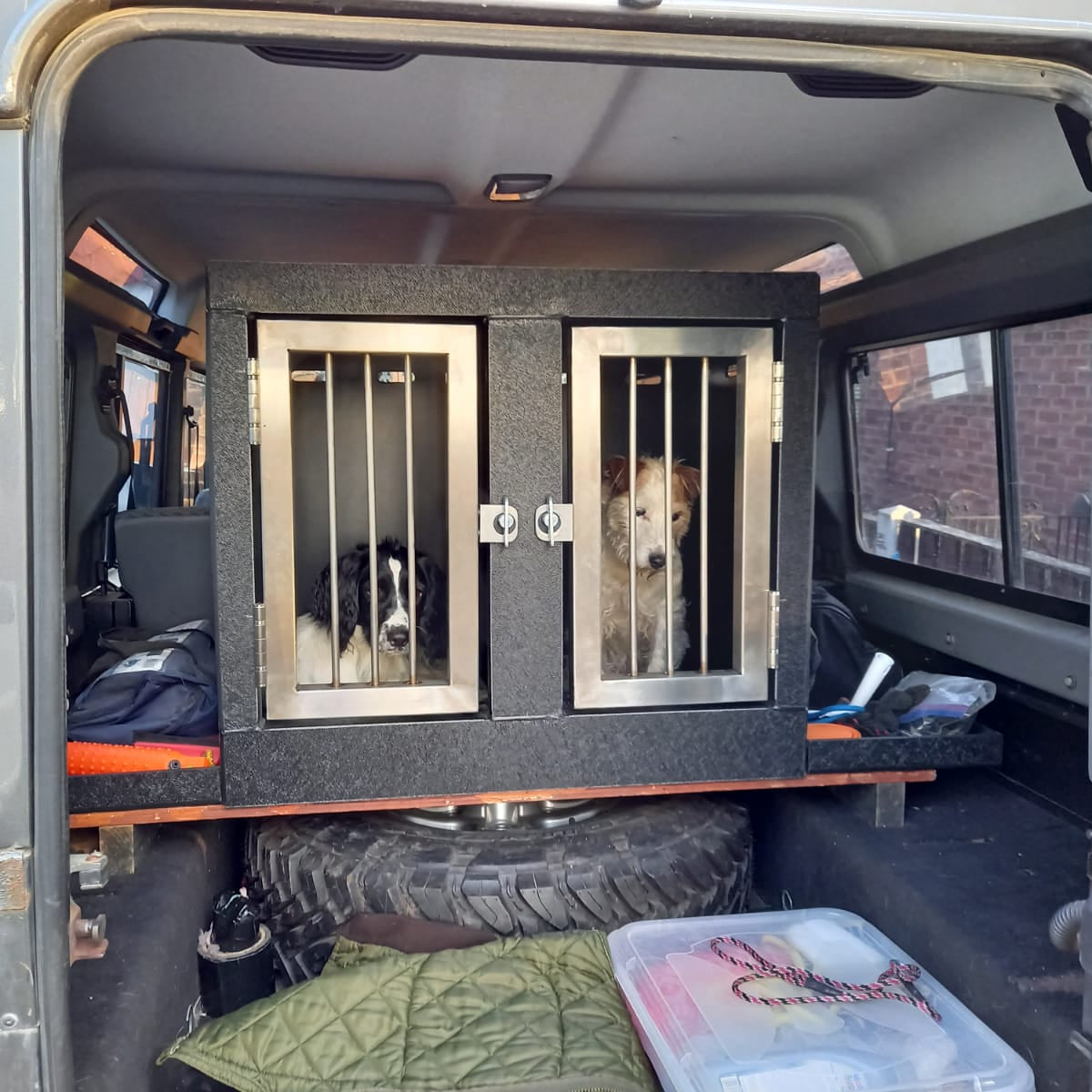 Land Rover Defender Dog Box – Mad About Pets UK